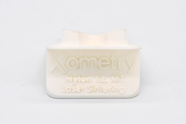 Nylon 12 (PA 12) chargé de verre (SLS) | Xometry Pro