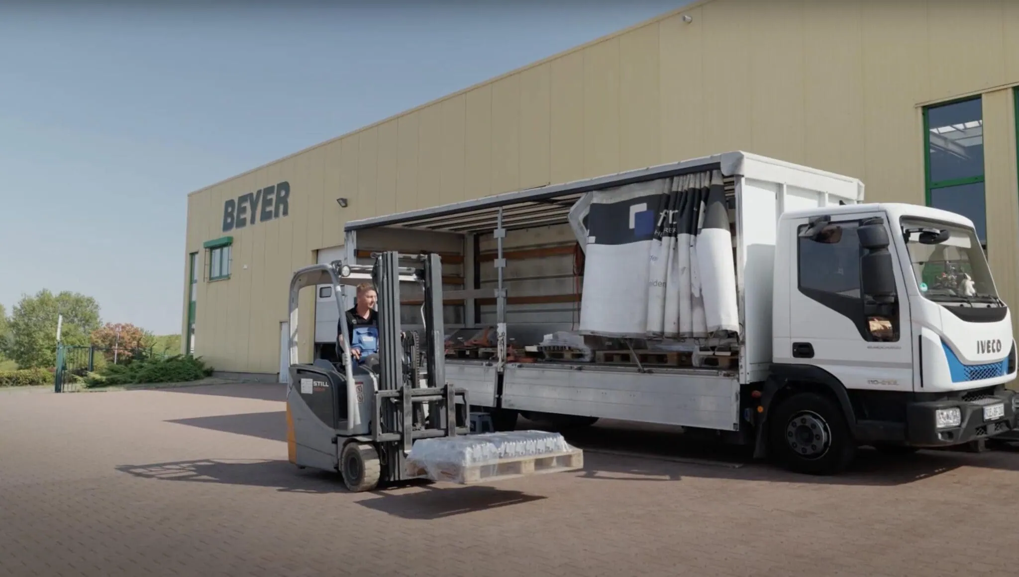 Standard Tolerances in Manufacturing: ISO 2768 & ISO 286 | Xometry Pro